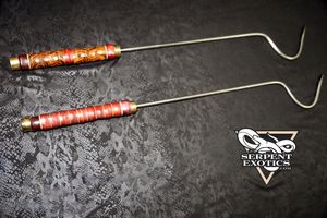 DeLuXe snake handling hooks